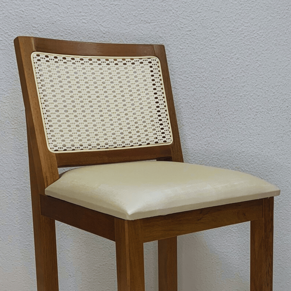 Banqueta Alta de Madeira com Encosto Madrid - Jequitibá - Vivá Móveis